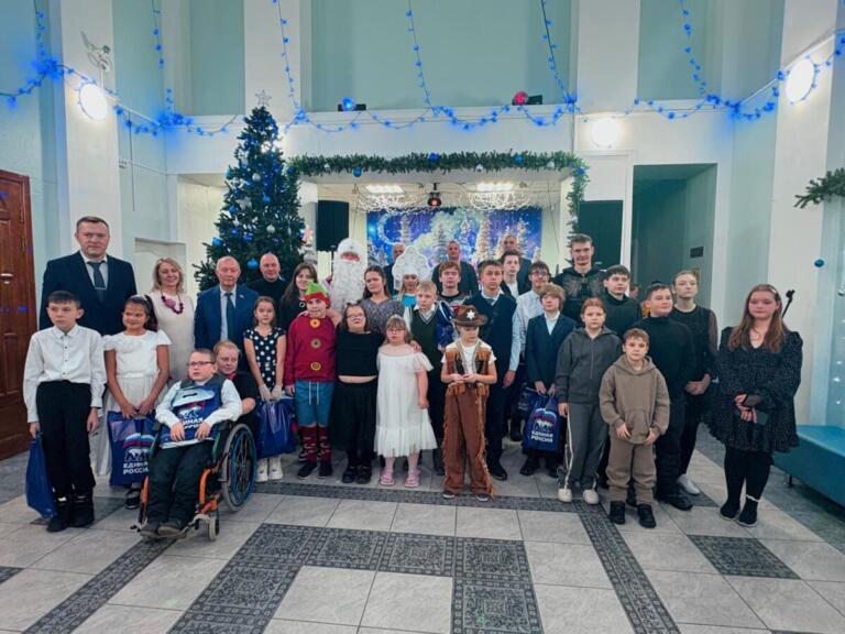 «Ёлка желаний» - особенным детям подарили подарки члены ЕР Бердска